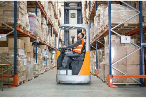 Reach Trucks vs. Forklifts—Choosing What’s Right for Your Warehouse